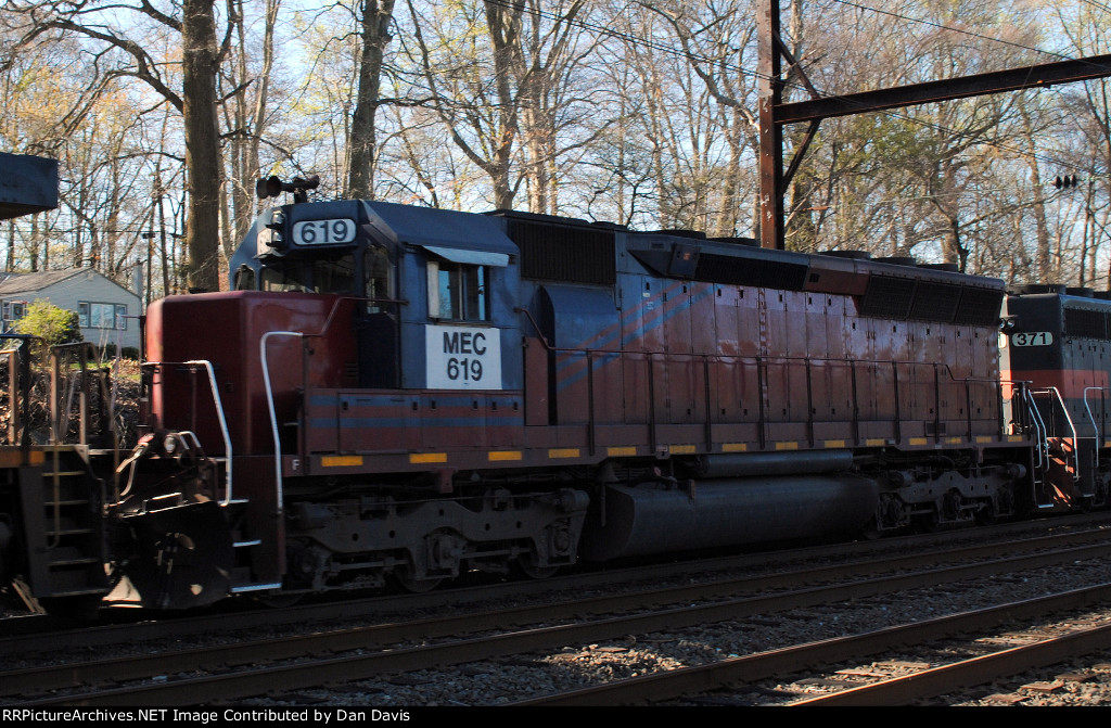 MEC SD40M-2 619 in HLCX Red and Blue on Q300-05
